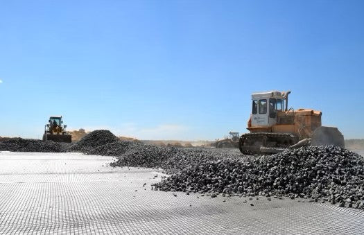 Geokomposite: Kombination aus Geogitter und Geotextil (Vlies ...